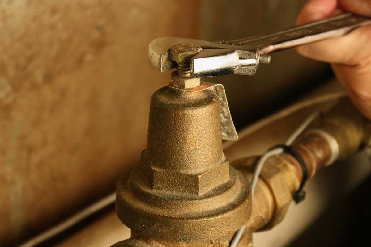 Symptoms Of A Bad Water Pressure Regulator | Gas Furnace